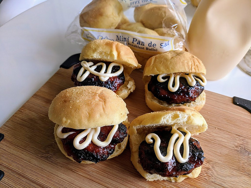 Recipe: Longanisa Sliders on Pan de Sal – My Burning Kitchen… on the road